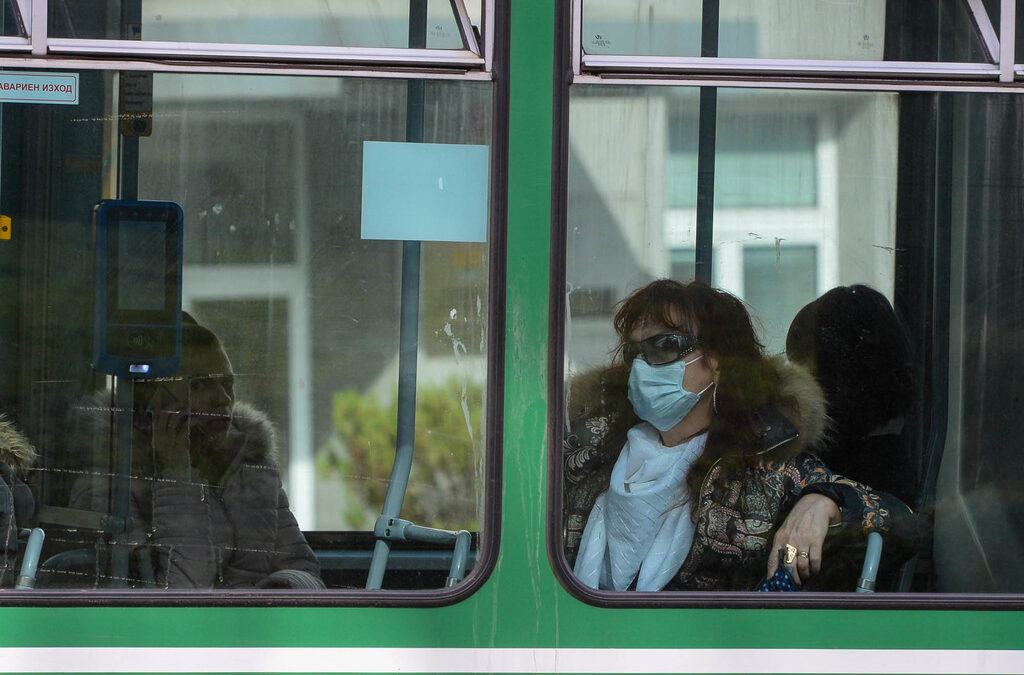 Борбата за маски: кои ни предпазват и с какви разполагат болниците